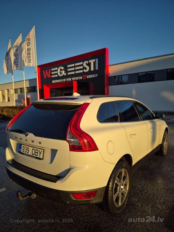 White Volvo XC60 2012 in Tallinn, with an engine capacity of 2.00 L and mileage of 260 thousand km for 7000 €, photo 3 on AUTOMOTO.COM.LV