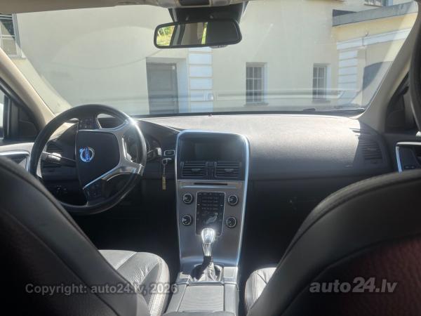White Volvo XC60 2012 in Tallinn, with an engine capacity of 2.00 L and mileage of 328 thousand km for 10000 €, photo 3 on AUTOMOTO.COM.LV