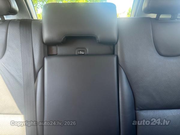 White Volvo XC60 2012 in Tallinn, with an engine capacity of 2.00 L and mileage of 328 thousand km for 10000 €, photo 5 on AUTOMOTO.COM.LV