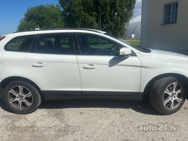 White Volvo XC60 2012 in Tallinn, with an engine capacity of 2.00 L and mileage of 328 thousand km for 10000 €, photo 7 on AUTOMOTO.COM.LV