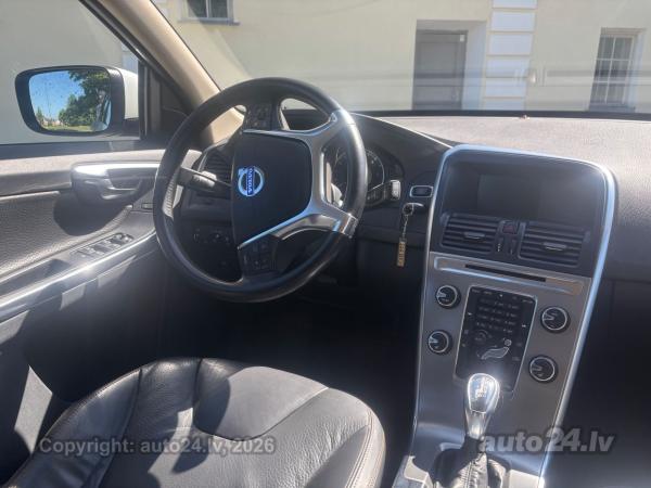 White Volvo XC60 2012 in Tallinn, with an engine capacity of 2.00 L and mileage of 328 thousand km for 10000 €, photo 8 on AUTOMOTO.COM.LV