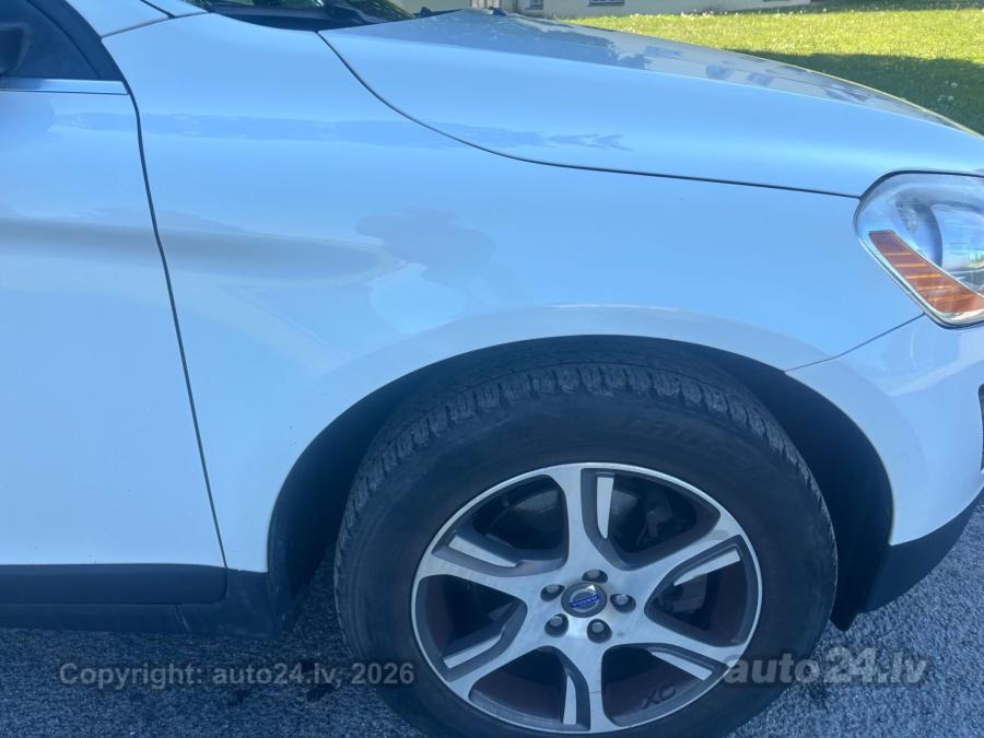 Balts Volvo XC60 2012 Tallina, ar dzinēja tilpumu 2.00 L un nobraukumu 328 tūkst. km par 10000 €, foto 24 vietnē AUTOMOTO.COM.LV
