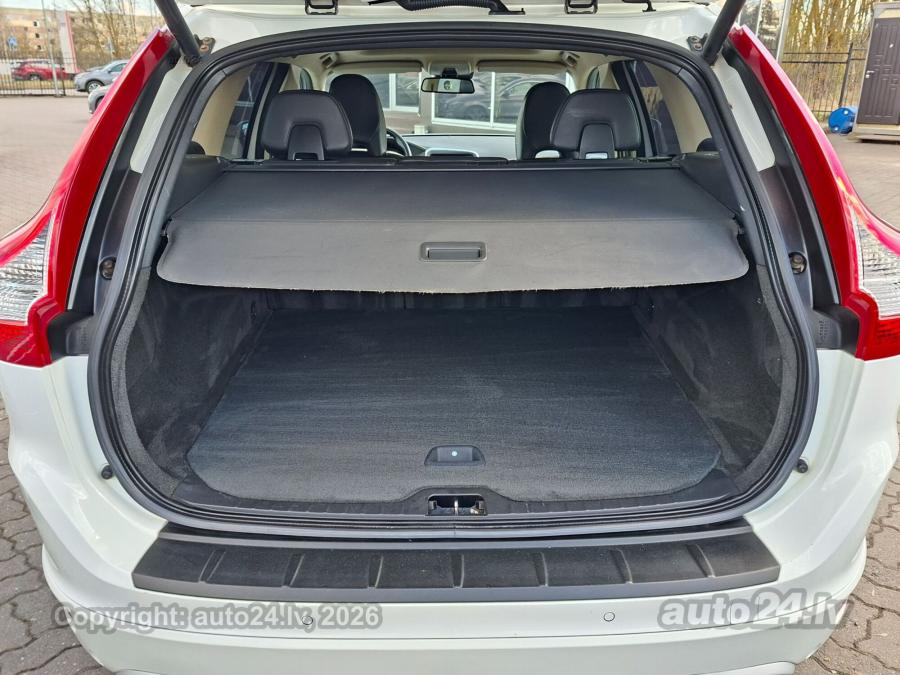 White Volvo XC60 2012 in Tartu, with an engine capacity of 2.00 L and mileage of 276 thousand km for 10390 €, photo 21 on AUTOMOTO.COM.LV