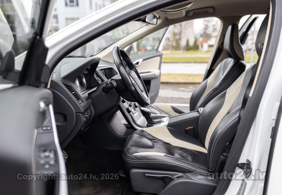Balts Volvo XC60 2013 Tallina, ar dzinēja tilpumu 2.00 L un nobraukumu 259 tūkst. km par 8999 €, foto 13 vietnē AUTOMOTO.COM.LV