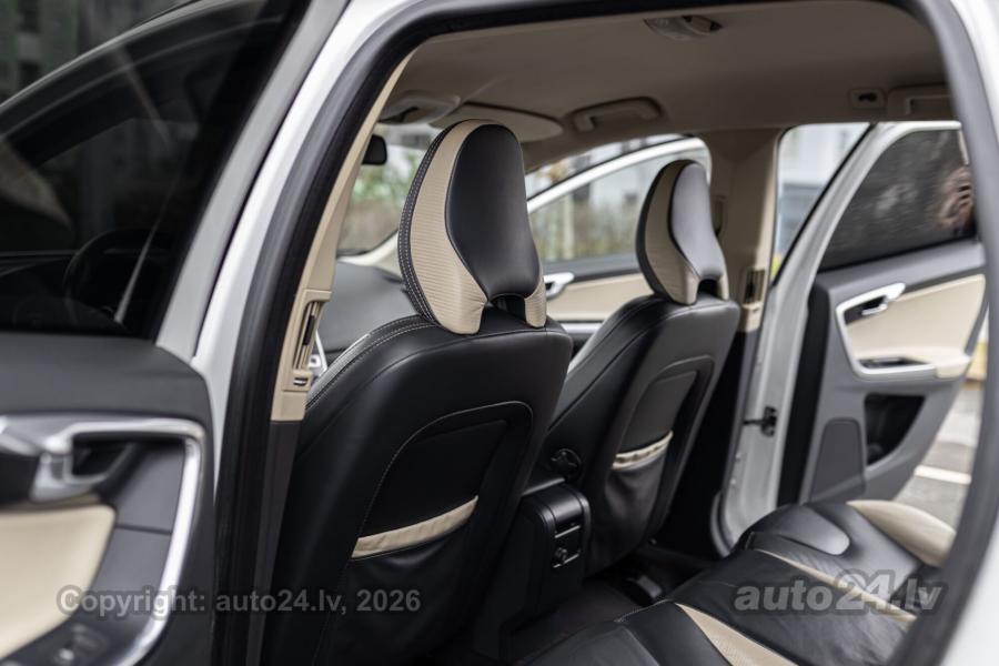 Balts Volvo XC60 2013 Tallina, ar dzinēja tilpumu 2.00 L un nobraukumu 259 tūkst. km par 8999 €, foto 19 vietnē AUTOMOTO.COM.LV