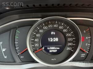 White Volvo XC60 2014 in Jelgava, with an engine capacity of 2.40 L and mileage of 215 thousand km for 10200 €, photo 9 on AUTOMOTO.COM.LV