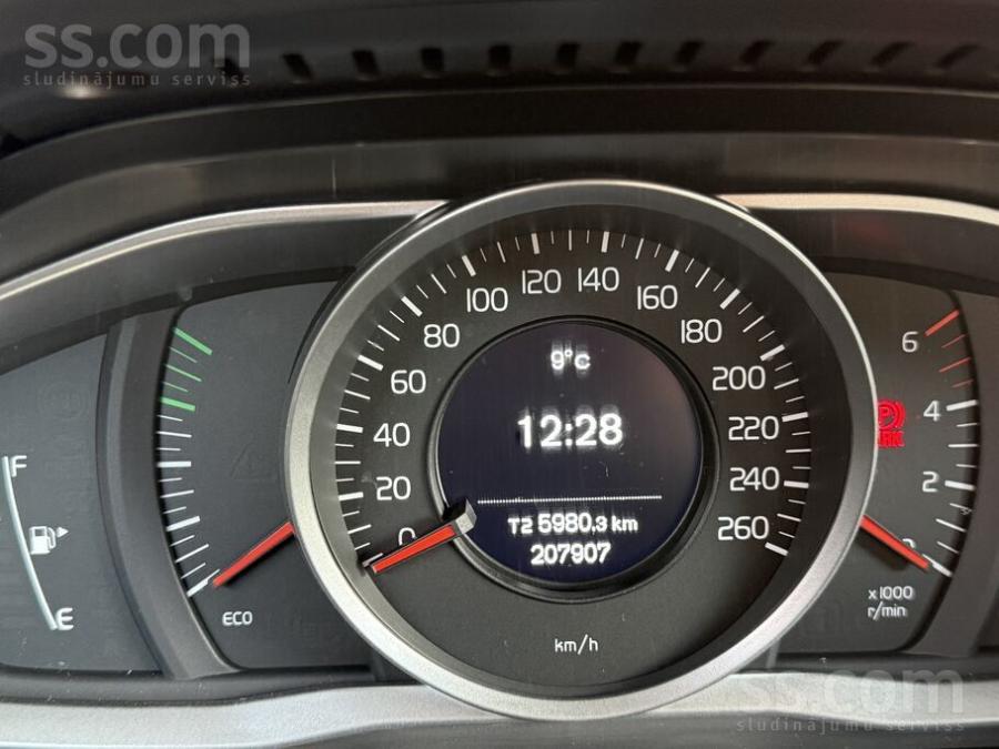 White Volvo XC60 2014 in Jelgava, with an engine capacity of 2.40 L and mileage of 215 thousand km for 10200 €, photo 9 on AUTOMOTO.COM.LV