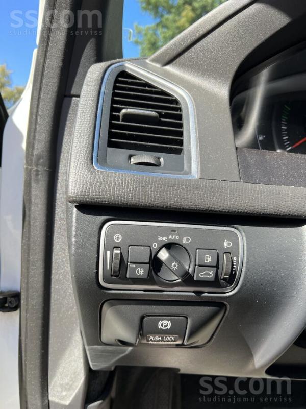 Balts Volvo XC60 2014 Jelgava, ar dzinēja tilpumu 2.40 L un nobraukumu 215 tūkst. km par 10200 €, foto 9 vietnē AUTOMOTO.COM.LV