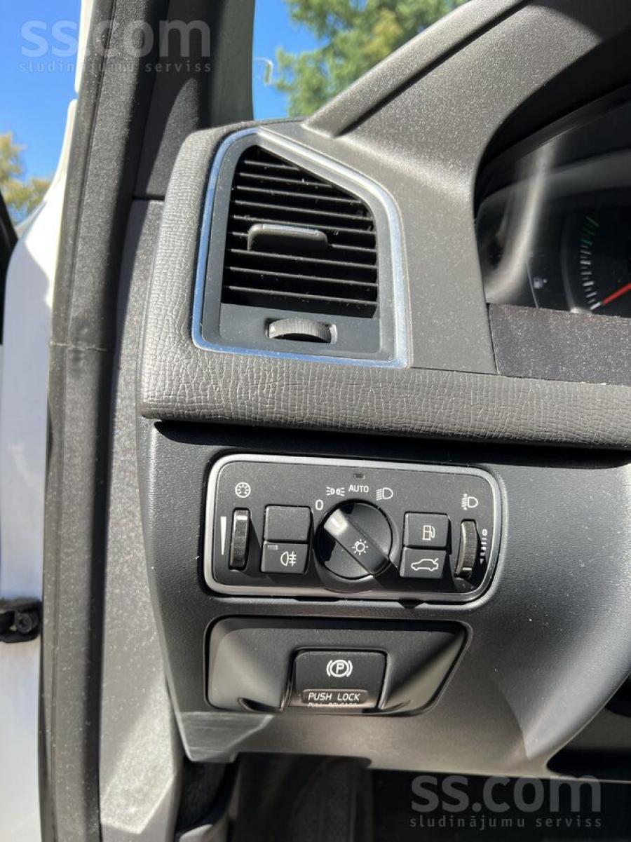 White Volvo XC60 2014 in Jelgava, with an engine capacity of 2.40 L and mileage of 215 thousand km for 10200 €, photo 10 on AUTOMOTO.COM.LV