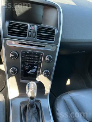 White Volvo XC60 2014 in Jelgava, with an engine capacity of 2.40 L and mileage of 215 thousand km for 10200 €, photo 11 on AUTOMOTO.COM.LV