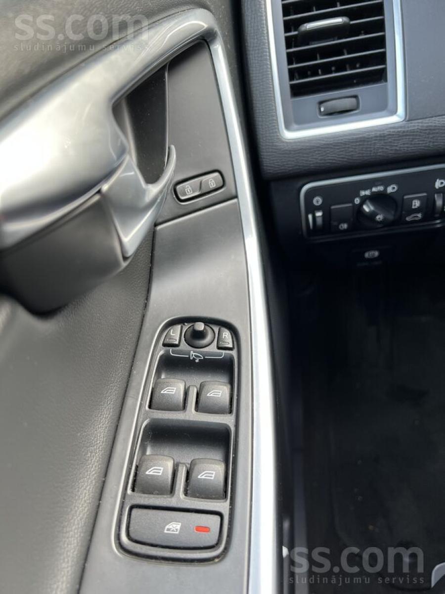 White Volvo XC60 2014 in Jelgava, with an engine capacity of 2.40 L and mileage of 215 thousand km for 10200 €, photo 12 on AUTOMOTO.COM.LV