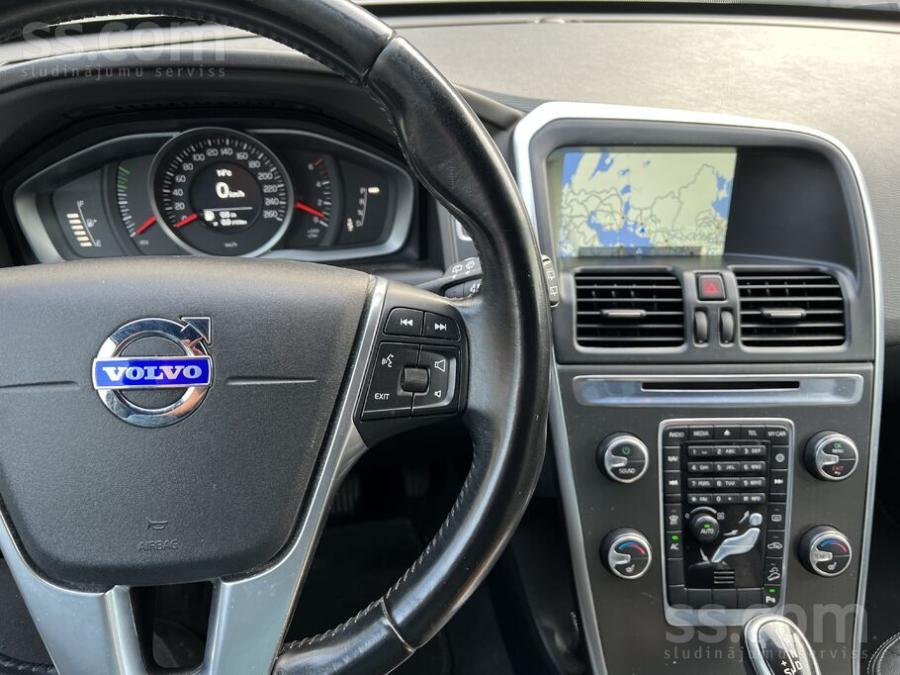 White Volvo XC60 2014 in Jelgava, with an engine capacity of 2.40 L and mileage of 215 thousand km for 10200 €, photo 13 on AUTOMOTO.COM.LV