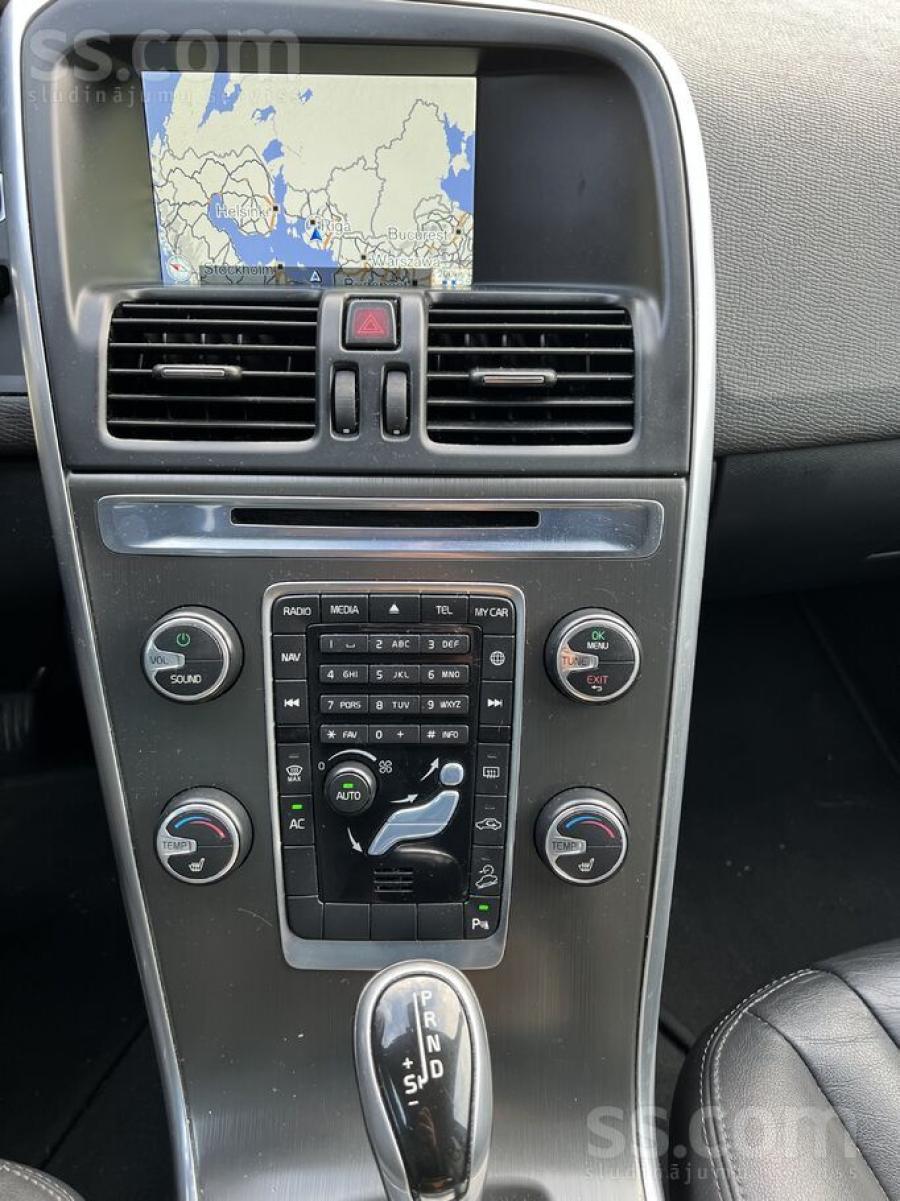 White Volvo XC60 2014 in Jelgava, with an engine capacity of 2.40 L and mileage of 215 thousand km for 10200 €, photo 14 on AUTOMOTO.COM.LV