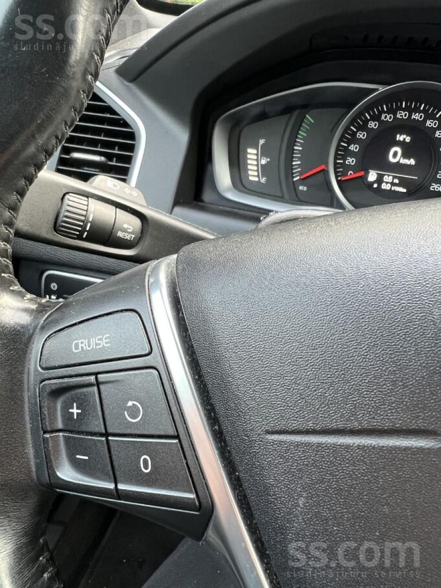 White Volvo XC60 2014 in Jelgava, with an engine capacity of 2.40 L and mileage of 215 thousand km for 10200 €, photo 15 on AUTOMOTO.COM.LV