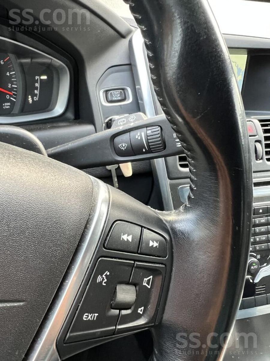 White Volvo XC60 2014 in Jelgava, with an engine capacity of 2.40 L and mileage of 215 thousand km for 10200 €, photo 16 on AUTOMOTO.COM.LV