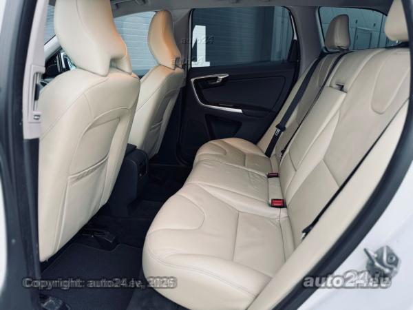 White Volvo XC60 2016 in Tallinn, with an engine capacity of 2.40 L and mileage of 215 thousand km for 13490 €, photo 10 on AUTOMOTO.COM.LV