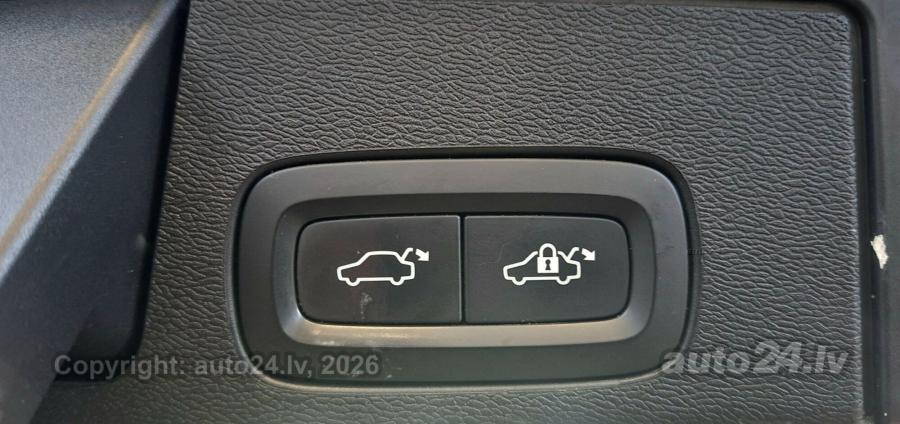 White Volvo XC60 2018 in Tartu, with an engine capacity of 2.00 L and mileage of 246 thousand km for 19900 €, photo 18 on AUTOMOTO.COM.LV