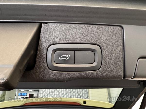 White Volvo XC60 2019 in Tallinn, with an engine capacity of 2.00 L and mileage of 118 thousand km for 23900 €, photo 7 on AUTOMOTO.COM.LV