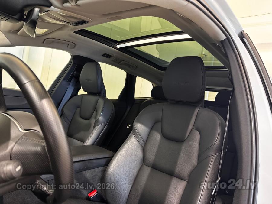 White Volvo XC60 2019 in Tallinn, with an engine capacity of 2.00 L and mileage of 118 thousand km for 23900 €, photo 11 on AUTOMOTO.COM.LV