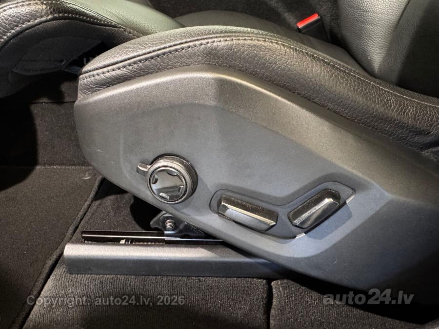 White Volvo XC60 2019 in Tallinn, with an engine capacity of 2.00 L and mileage of 118 thousand km for 23900 €, photo 12 on AUTOMOTO.COM.LV