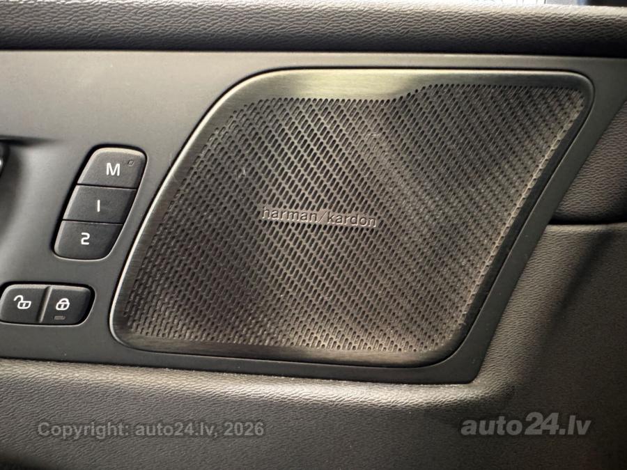 White Volvo XC60 2019 in Tallinn, with an engine capacity of 2.00 L and mileage of 118 thousand km for 23900 €, photo 13 on AUTOMOTO.COM.LV