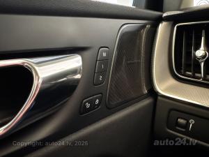 White Volvo XC60 2019 in Tallinn, with an engine capacity of 2.00 L and mileage of 118 thousand km for 23900 €, photo 19 on AUTOMOTO.COM.LV