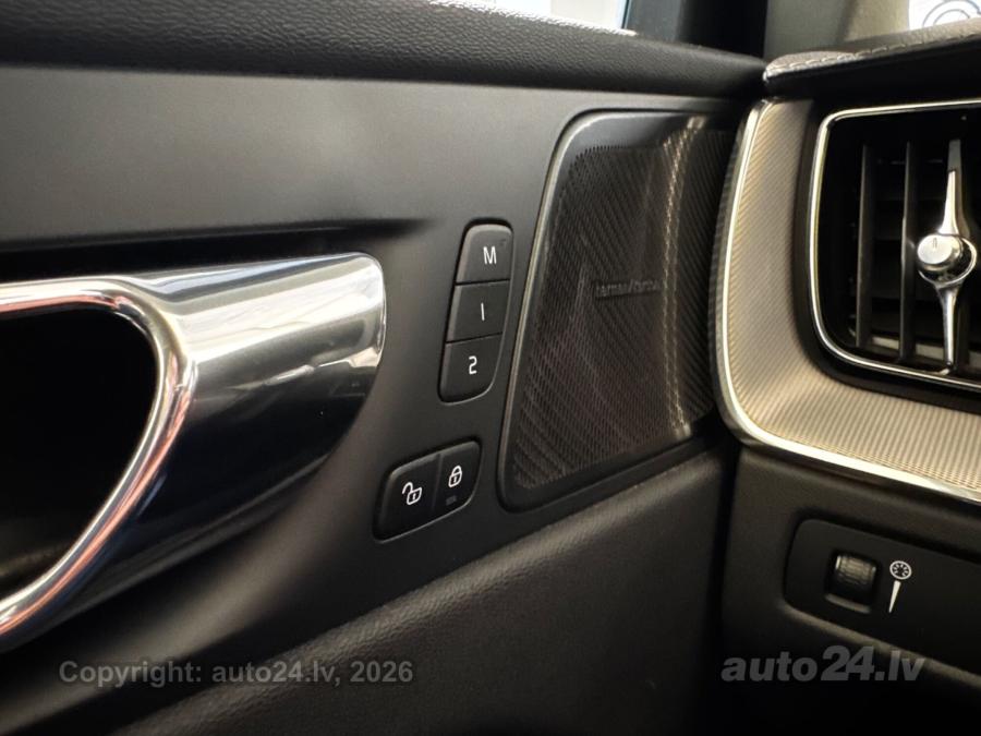 White Volvo XC60 2019 in Tallinn, with an engine capacity of 2.00 L and mileage of 118 thousand km for 23900 €, photo 19 on AUTOMOTO.COM.LV