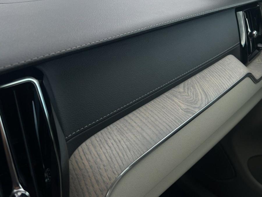 Balts Volvo XC60 2020 Pērnava, ar dzinēja tilpumu 2.00 L un nobraukumu 160 tūkst. km par 29950 €, foto 24 vietnē AUTOMOTO.COM.LV