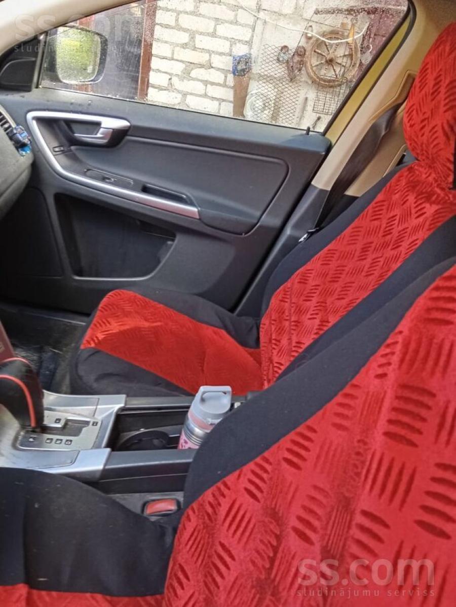 Dzeltens Volvo XC60 2010 Rīga, ar dzinēja tilpumu 2.40 L un nobraukumu 480 tūkst. km par 6500 €, foto 4 vietnē AUTOMOTO.COM.LV