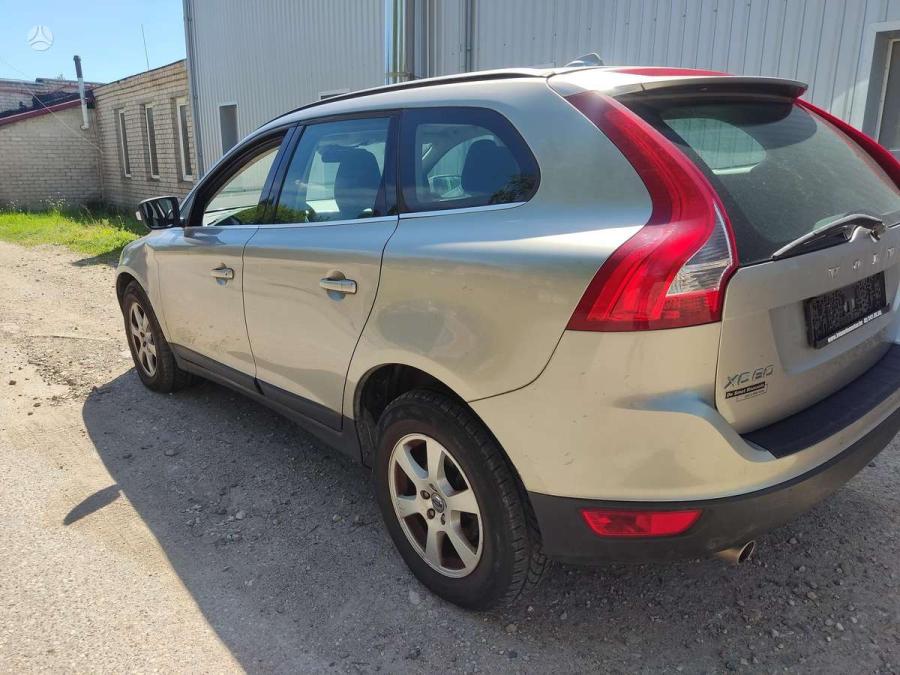 Yellow Volvo XC60 2012 in Ukmerge, with an engine capacity of 2.40 L and mileage of 249 thousand km for 5200 €, photo 3 on AUTOMOTO.COM.LV