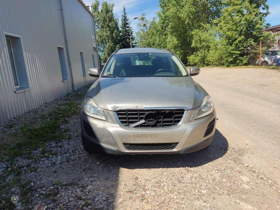 Yellow Volvo XC60 2012 in Ukmerge, with an engine capacity of 2.40 L and mileage of 249 thousand km for 5200 €, photo 5 on AUTOMOTO.COM.LV