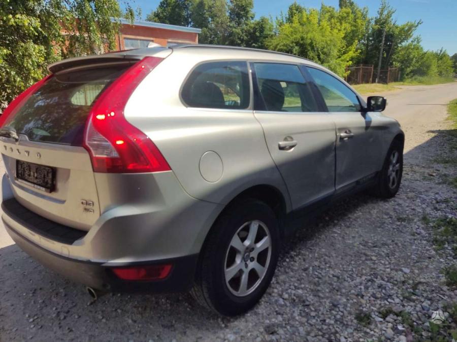 Yellow Volvo XC60 2012 in Ukmerge, with an engine capacity of 2.40 L and mileage of 249 thousand km for 5200 €, photo 8 on AUTOMOTO.COM.LV