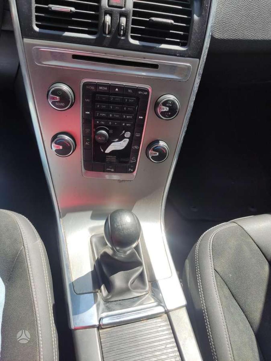 Yellow Volvo XC60 2012 in Ukmerge, with an engine capacity of 2.40 L and mileage of 249 thousand km for 5200 €, photo 12 on AUTOMOTO.COM.LV