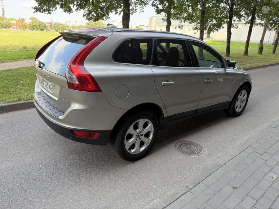 Yellow Volvo XC60 2012 in Siauliai, with an engine capacity of 1.98 L and mileage of 245 thousand km for 8500 €, photo 6 on AUTOMOTO.COM.LV