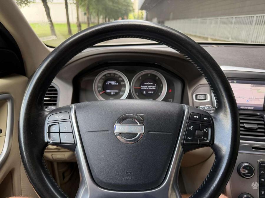 Yellow Volvo XC60 2012 in Siauliai, with an engine capacity of 1.98 L and mileage of 245 thousand km for 8500 €, photo 12 on AUTOMOTO.COM.LV