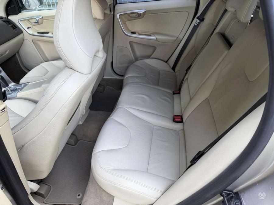 Yellow Volvo XC60 2012 in Siauliai, with an engine capacity of 1.98 L and mileage of 245 thousand km for 8500 €, photo 13 on AUTOMOTO.COM.LV