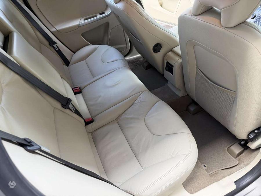 Yellow Volvo XC60 2012 in Siauliai, with an engine capacity of 1.98 L and mileage of 245 thousand km for 8500 €, photo 14 on AUTOMOTO.COM.LV