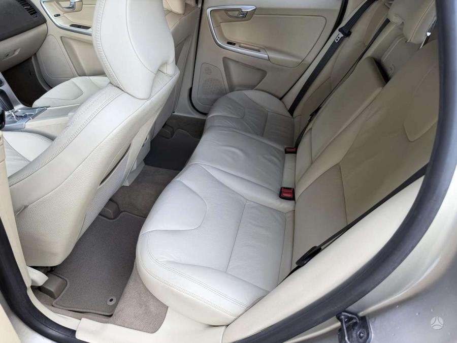 Yellow Volvo XC60 2012 in Siauliai, with an engine capacity of 1.98 L and mileage of 245 thousand km for 8500 €, photo 15 on AUTOMOTO.COM.LV
