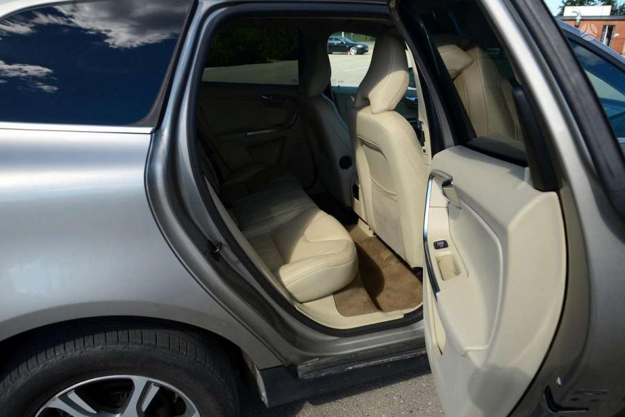 Dzeltens Volvo XC60 2013 Šauļi, ar dzinēja tilpumu 2.95 L un nobraukumu 247 tūkst. km par 7900 €, foto 12 vietnē AUTOMOTO.COM.LV