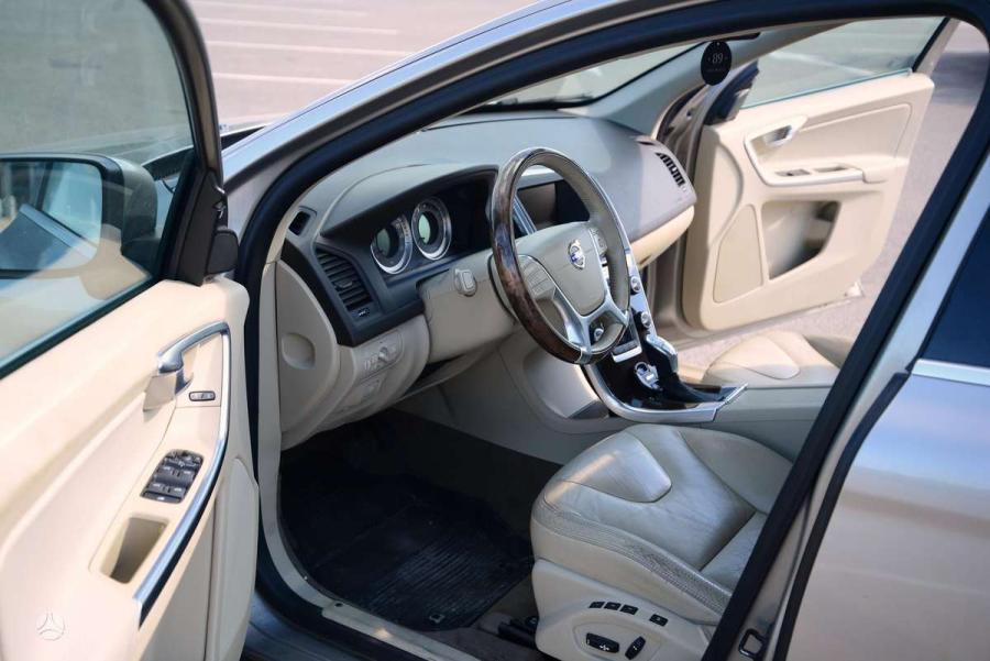 Dzeltens Volvo XC60 2013 Šauļi, ar dzinēja tilpumu 2.95 L un nobraukumu 247 tūkst. km par 7900 €, foto 15 vietnē AUTOMOTO.COM.LV