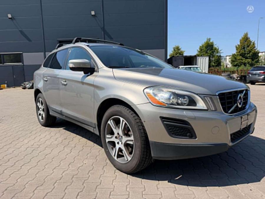 Yellow Volvo XC60 2013 in Klaipeda, with an engine capacity of 3.00 L and mileage of 3 thousand km for 5300 €, photo 1 on AUTOMOTO.COM.LV