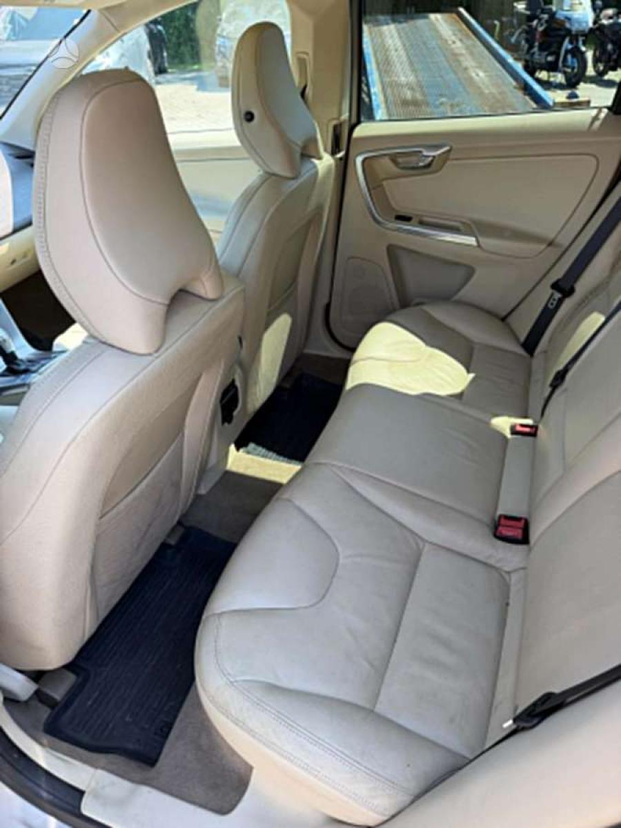 Yellow Volvo XC60 2013 in Klaipeda, with an engine capacity of 3.00 L and mileage of 3 thousand km for 5300 €, photo 14 on AUTOMOTO.COM.LV