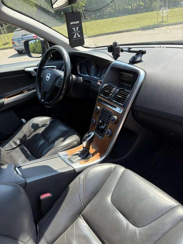 Yellow Volvo XC60 2014 in Vilnius, with an engine capacity of 2.40 L and mileage of 300 thousand km for 9900 €, photo 5 on AUTOMOTO.COM.LV