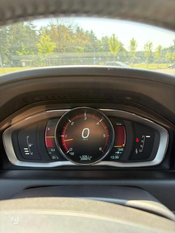 Yellow Volvo XC60 2014 in Vilnius, with an engine capacity of 2.40 L and mileage of 300 thousand km for 9900 €, photo 8 on AUTOMOTO.COM.LV