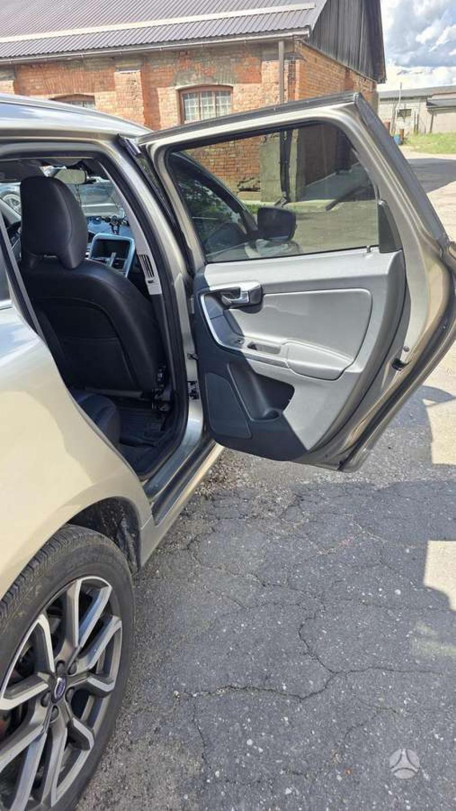 Dzeltens Volvo XC60 2015 Daugavpils, ar dzinēja tilpumu 1.97 L un nobraukumu 219 tūkst. km par 13200 €, foto 23 vietnē AUTOMOTO.COM.LV