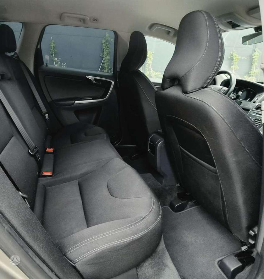 Yellow Volvo XC60 2016 in Vilnius, with an engine capacity of 2.40 L and mileage of 272 thousand km for 12950 €, photo 17 on AUTOMOTO.COM.LV
