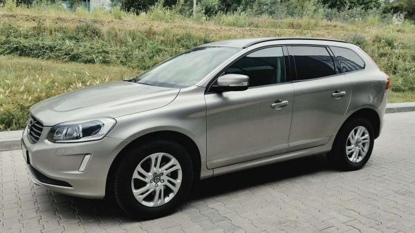 Yellow Volvo XC60 2016 in Vilnius, with an engine capacity of 2.40 L and mileage of 272 thousand km for 12399 €, photo 7 on AUTOMOTO.COM.LV