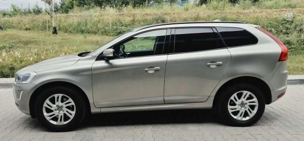 Yellow Volvo XC60 2016 in Vilnius, with an engine capacity of 2.40 L and mileage of 272 thousand km for 12399 €, photo 8 on AUTOMOTO.COM.LV