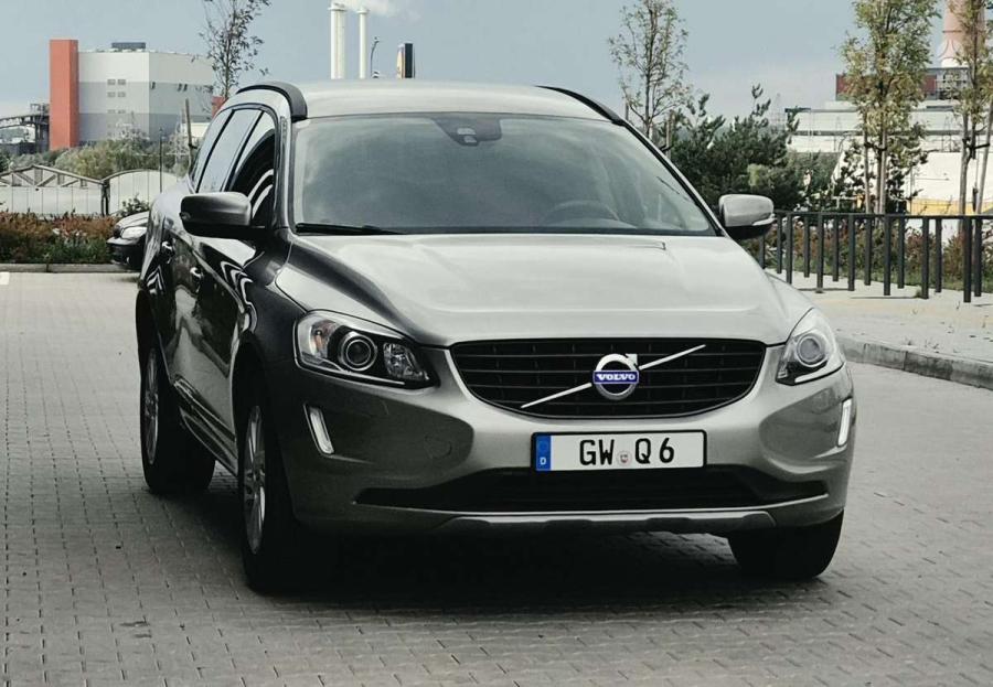 Yellow Volvo XC60 2016 in Vilnius, with an engine capacity of 2.40 L and mileage of 272 thousand km for 14150 €, photo 5 on AUTOMOTO.COM.LV