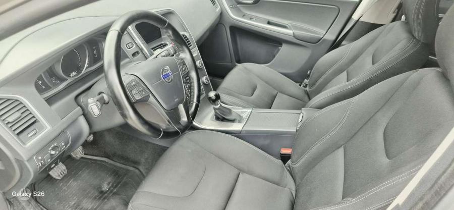 Yellow Volvo XC60 2016 in Vilnius, with an engine capacity of 2.40 L and mileage of 272 thousand km for 14150 €, photo 17 on AUTOMOTO.COM.LV